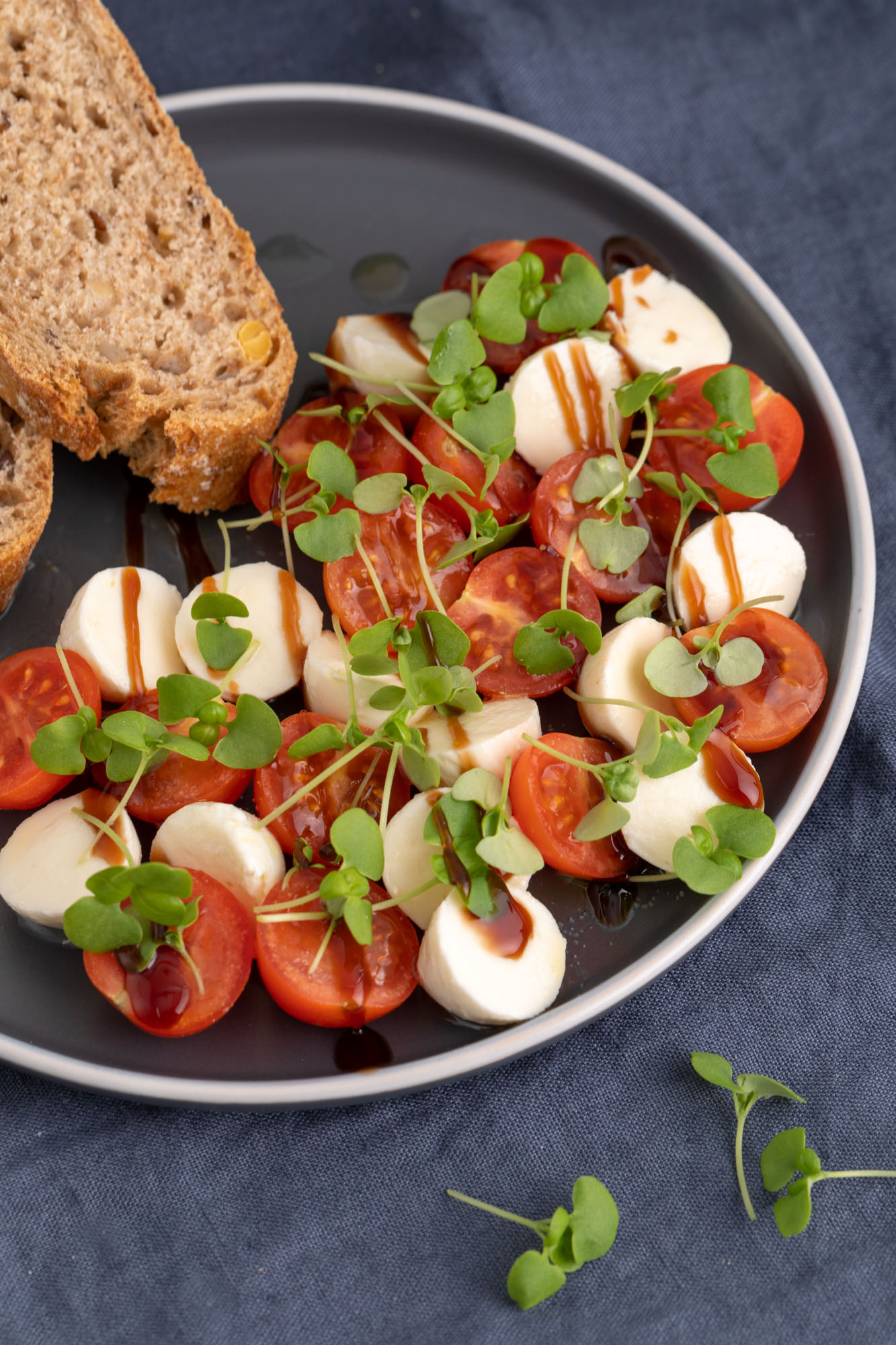 Tomati mozzarella salat basiiliku võrsetega - Plantos